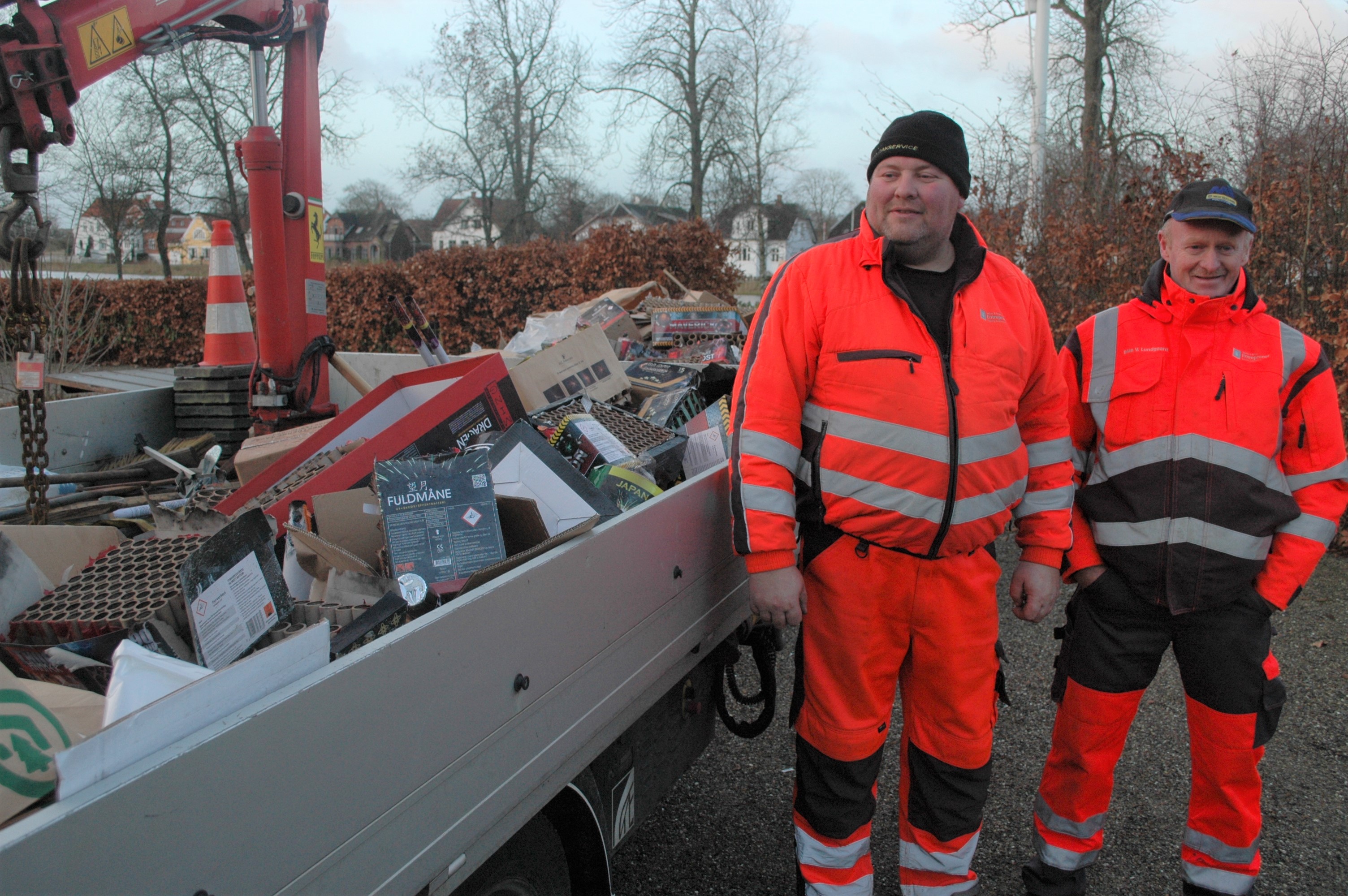 Nytårs nats affald fyldte lille lastbil og stor trailer - Ryk Ind