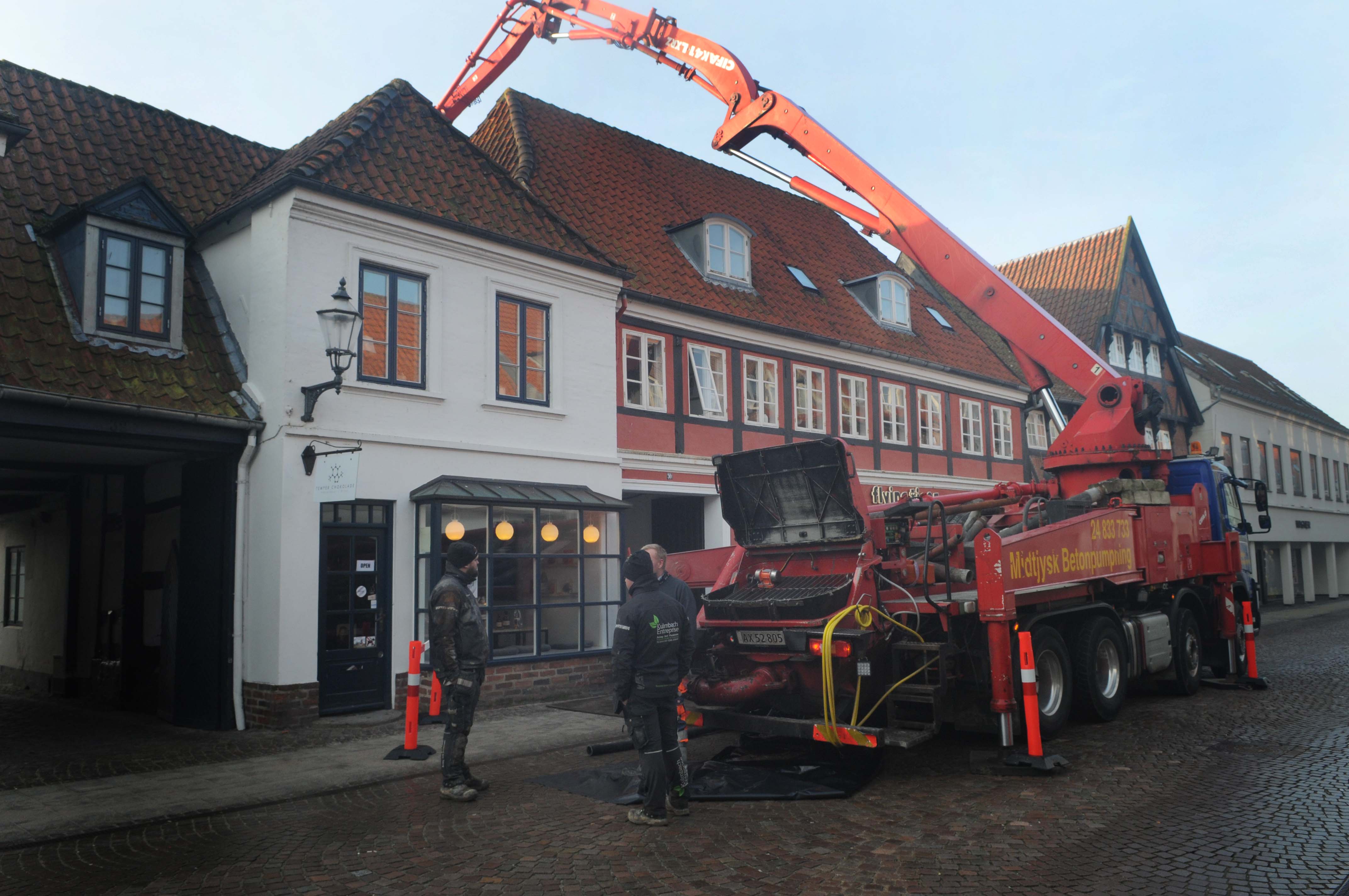 Store maskiner i gågaden. - Ryk Ind