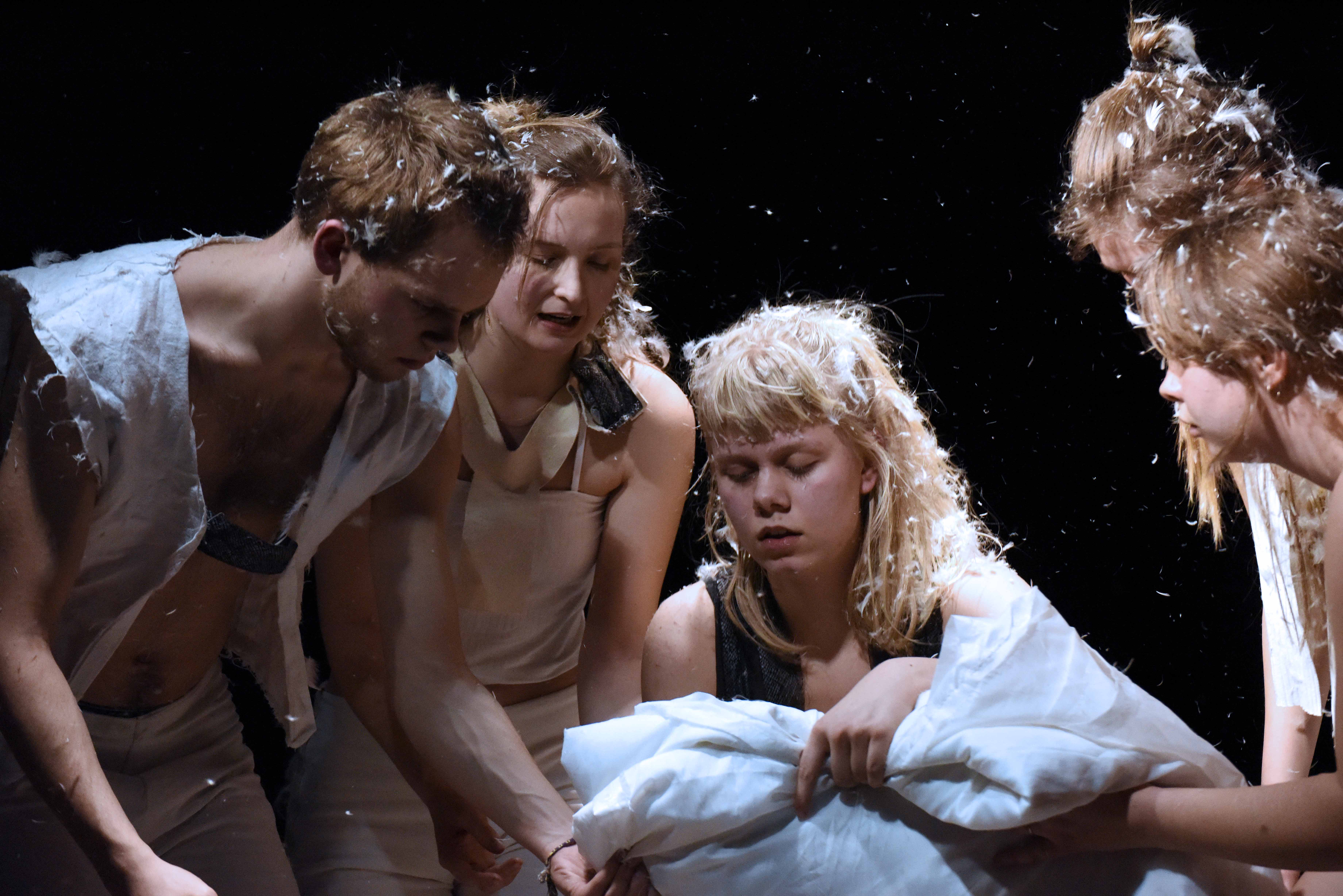 Teater: En stærk og meget anderledes forestilling. - Ryk Ind