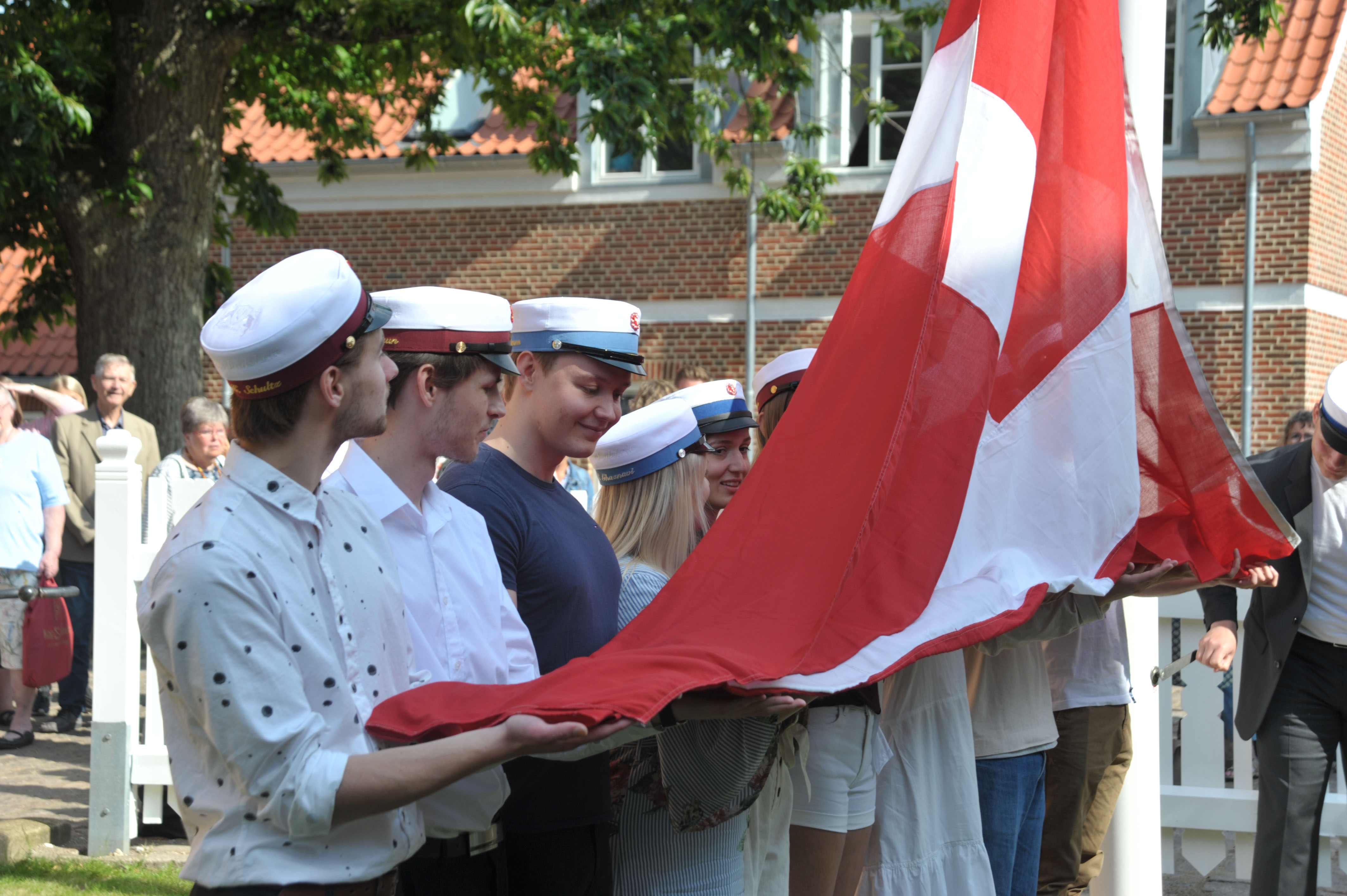 Flaget hejses og de første studenter fejres. - Ryk Ind