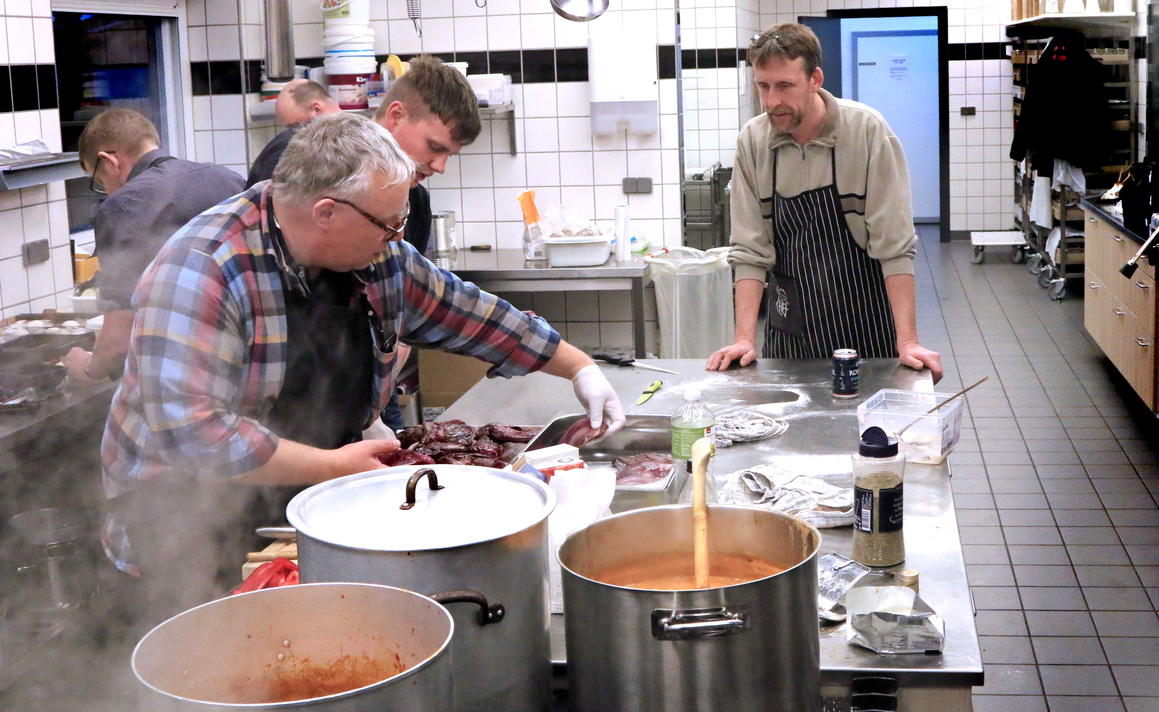 Torben Feddersen (tv) og Jens Kristian Sandersen i sidemandsoplæring ...