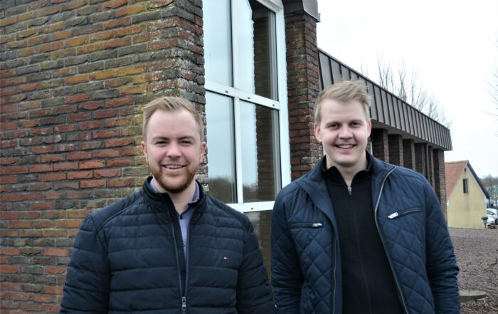 Thomas Gerken og Sebastian Rosendahl foran det nye domicil. - Ryk Ind