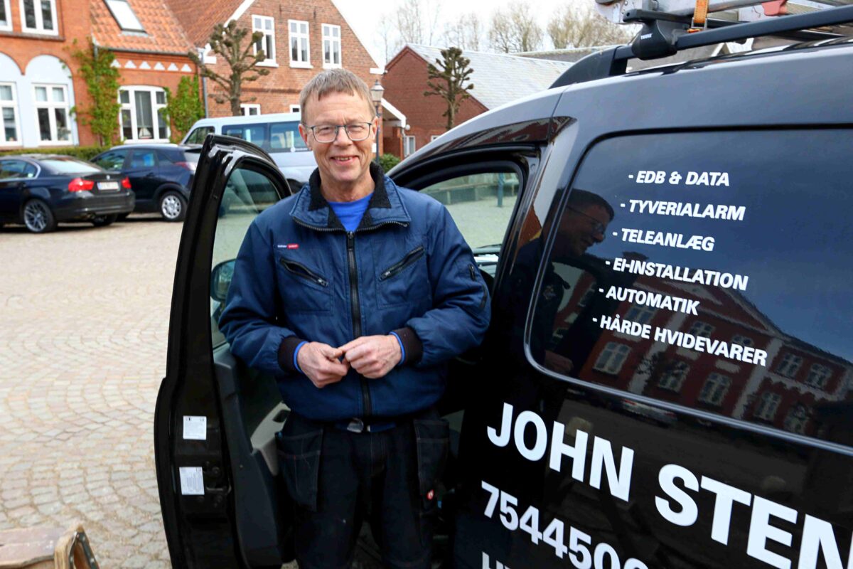 Firmaet John Stenderup A/S har i dag kun ansat en elektriker - men han har også været der i ...