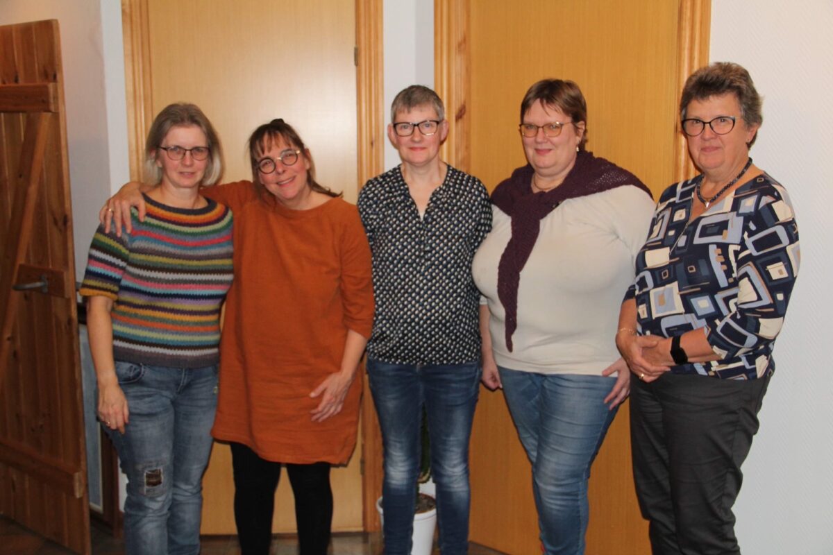 Fem kvinder har på under et år fremstillet en ny messehagel til Seem ...