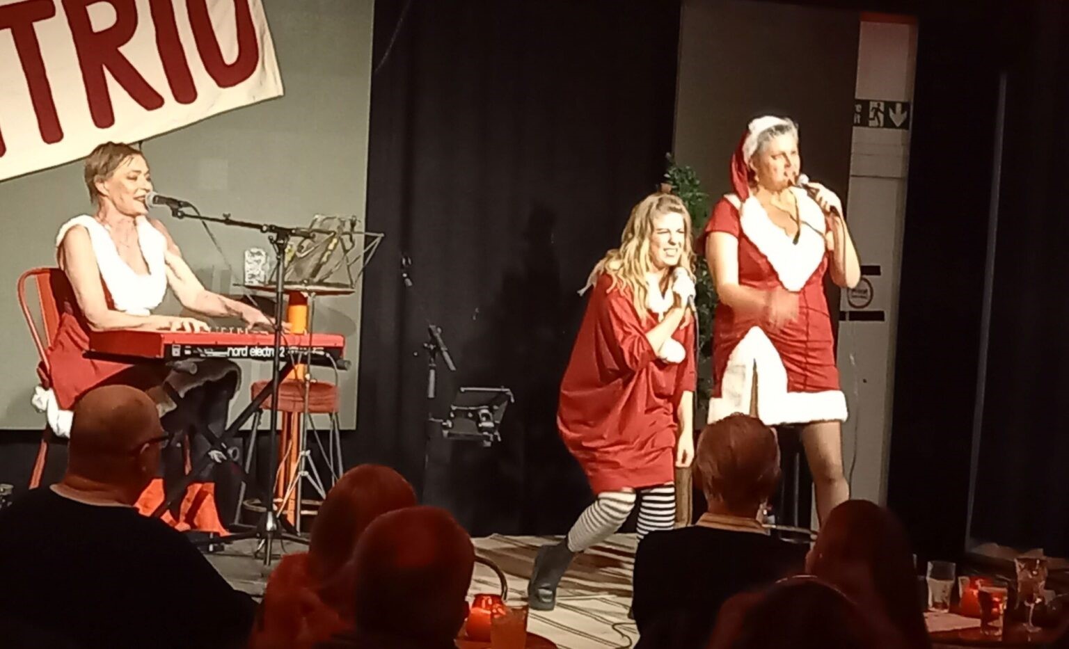 Uenige egoer indtager scenen i humoristisk samhørighed - Ryk Ind