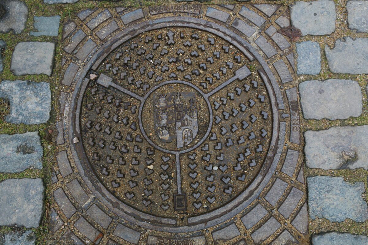 Søndagskrydderen ser på restaureringer, nye granitblokke, kloakriste ...