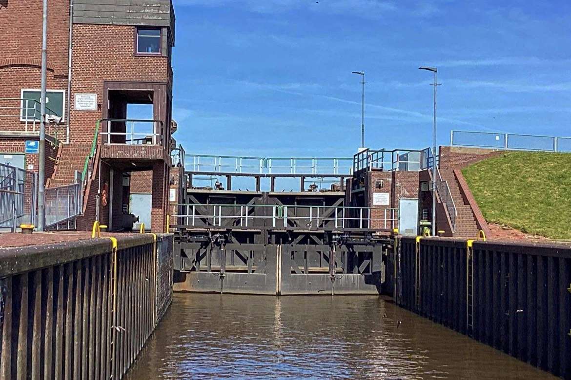 Sluse 1 Forside - Ryk Ind