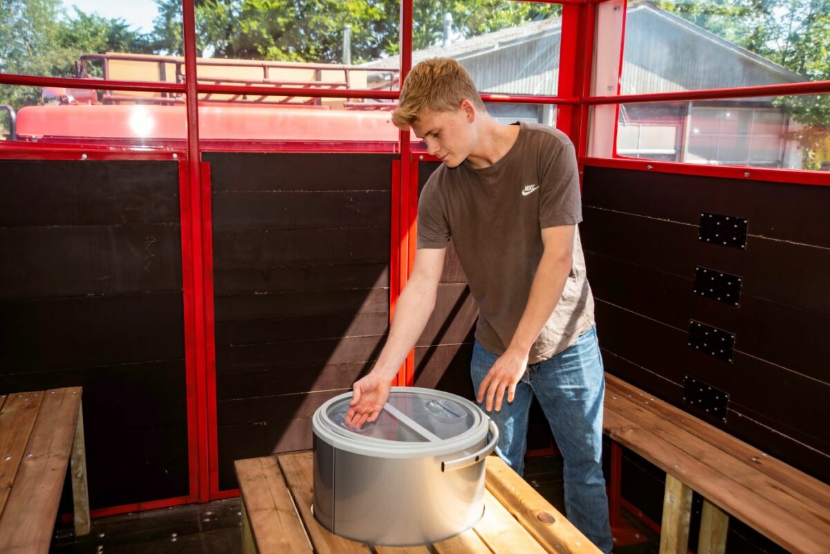 Asger har bygget en lastvogn om til studenterkørsel - Ryk Ind