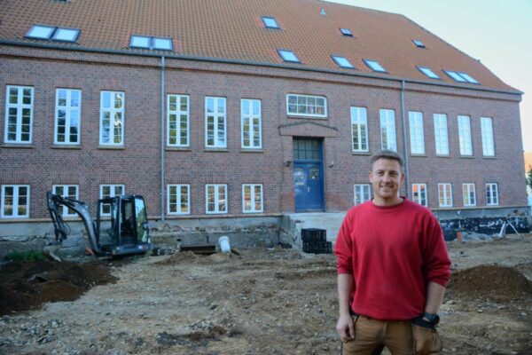 Palle Bruun foran det nye lejlighedskompleks, hvor facaden er ført ...